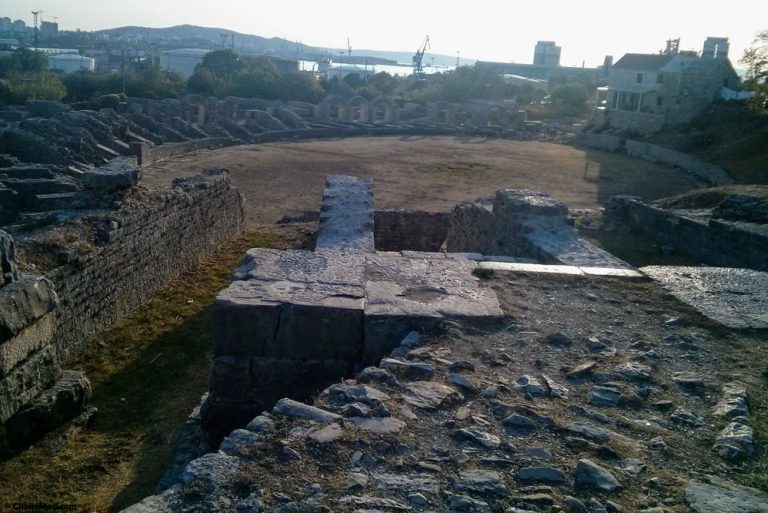 Les ruines romaines et l'amphithéâtre de Solin en Croatie - ChokoMag